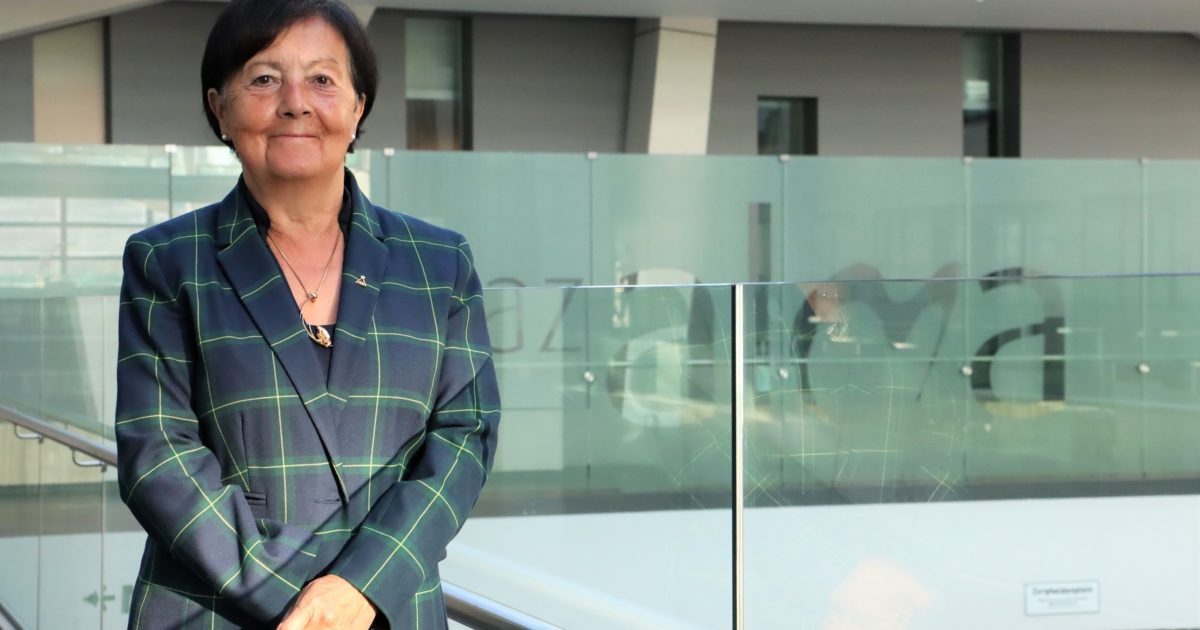 Voorzitter Dirk Vandenbussche geeft fakkel door aan Lutgart… | AZ Alma